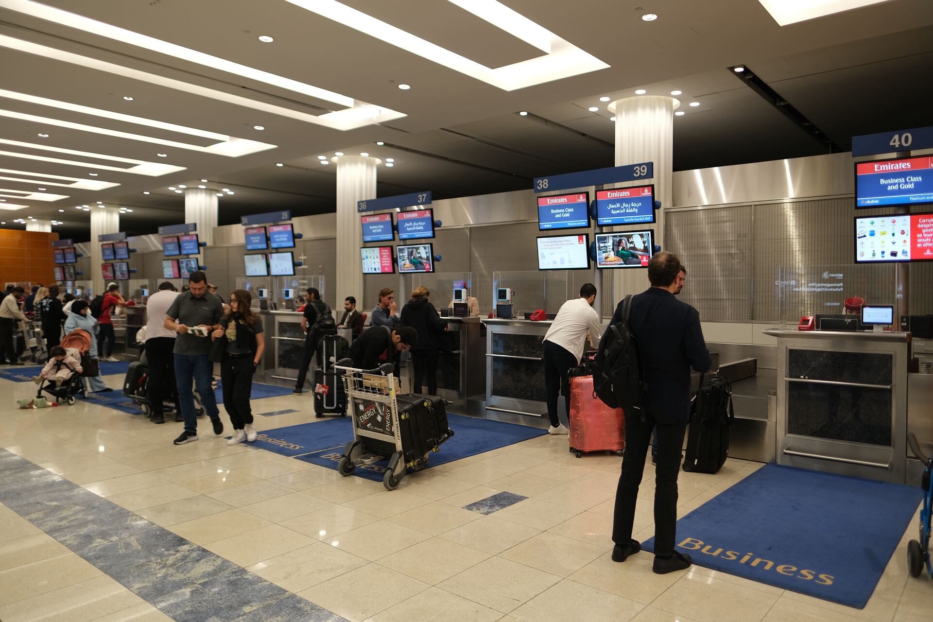 Emirates Business Class Review B777-300ER Dubai DXB to Muscat Oman MCT