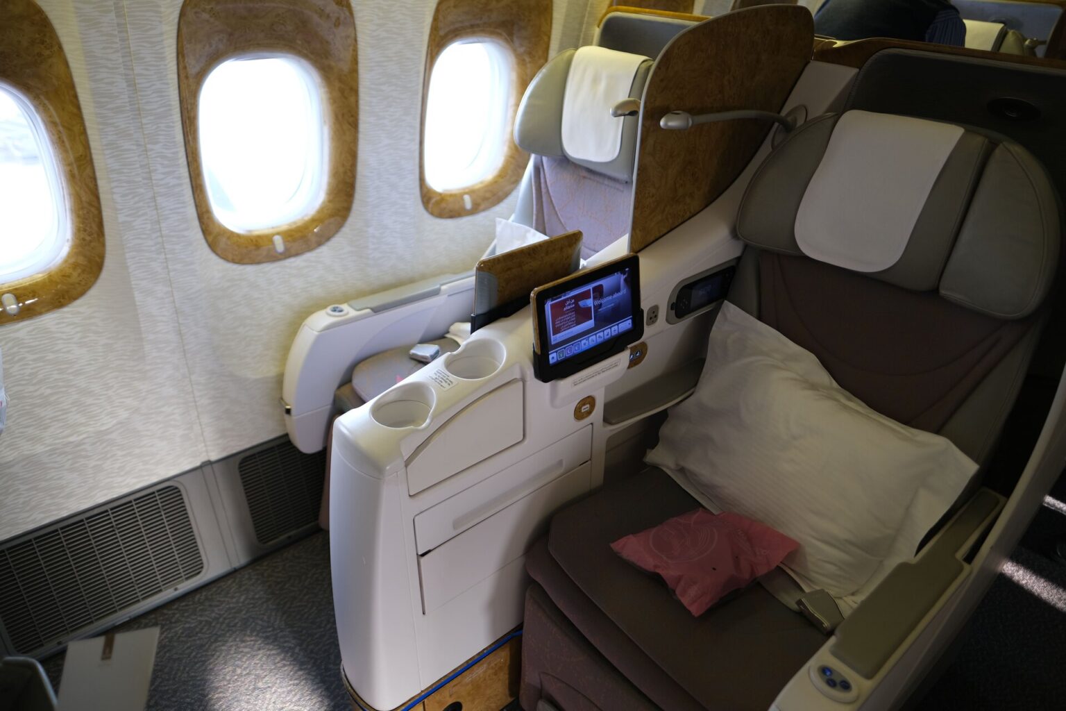 Emirates Business Class Review B777-300ER Dubai DXB to Muscat Oman MCT