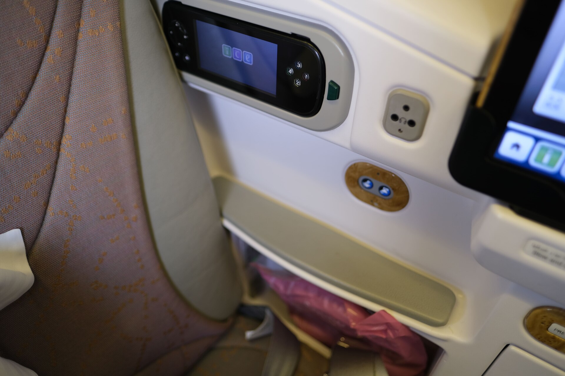 Emirates Business Class Review B777-300ER Dubai DXB to Muscat Oman MCT
