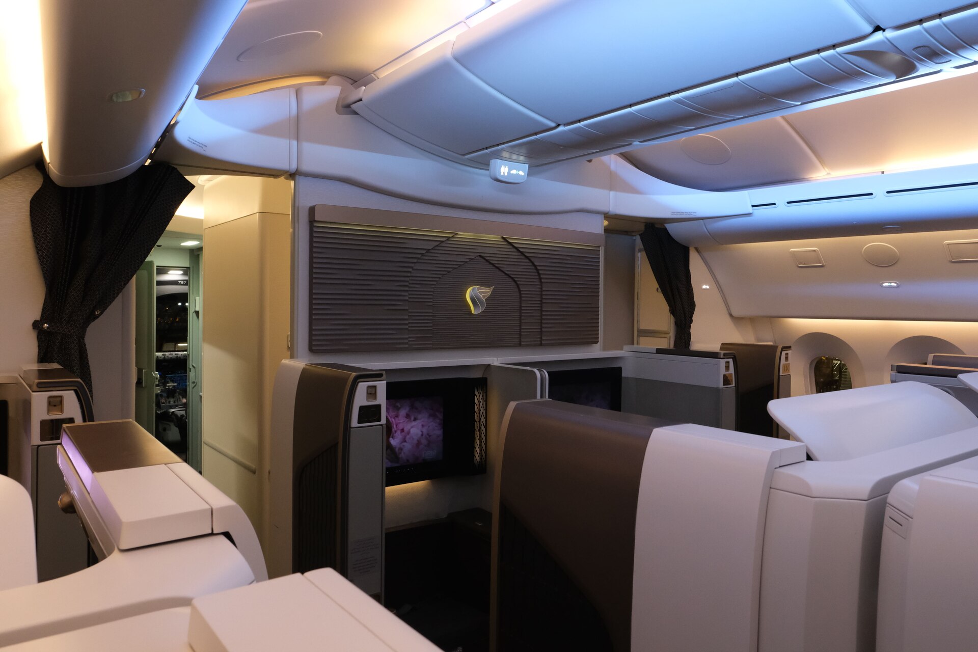 Oman Air First Class Review: B787-800 Bangkok BKK Thailand to Muscat ...