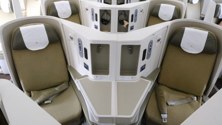 Vietnam Airlines Business Class Review B787-900 Tokyo Haneda Japan HND ...