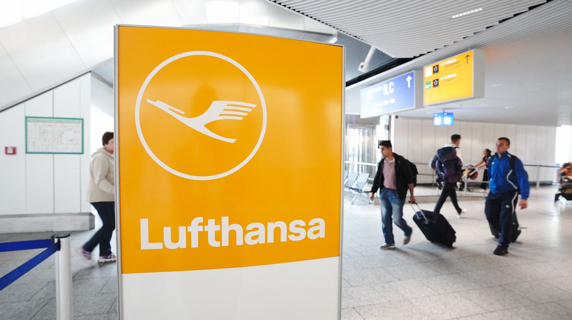 Lufthansa Business Class B747-800i Upper Deck Frankfurt Germany FRA to ...