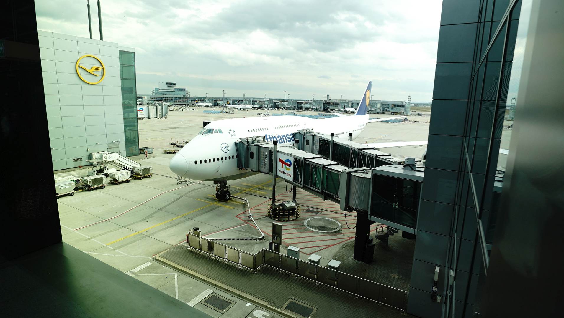 Lufthansa Business Class B747-800i Upper Deck Frankfurt Germany FRA to ...