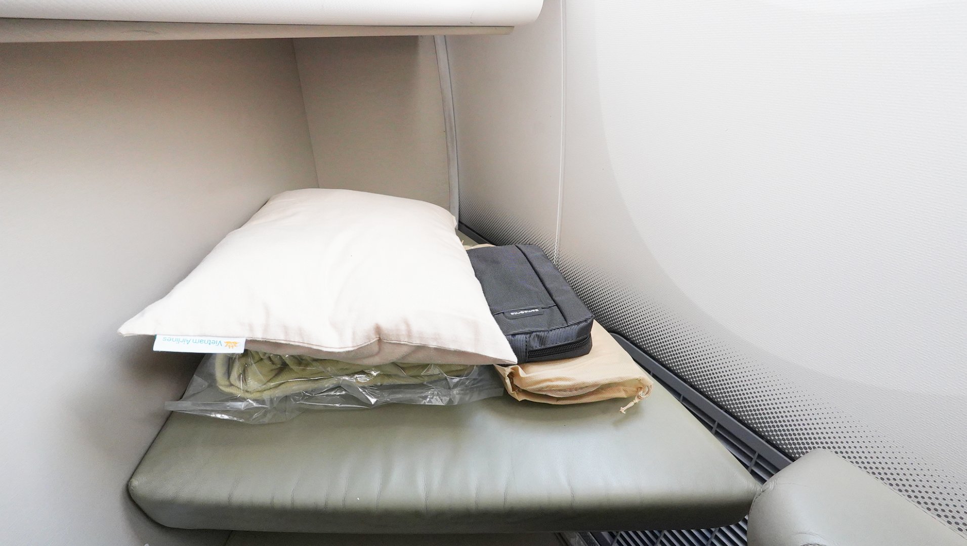Vietnam Airlines Samsonite Amenity Kit (2024)